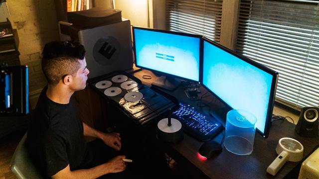 这部 VR 作品带你进入 Mr.Robot 的世界，由电视剧主创亲自导演 | 爱范儿