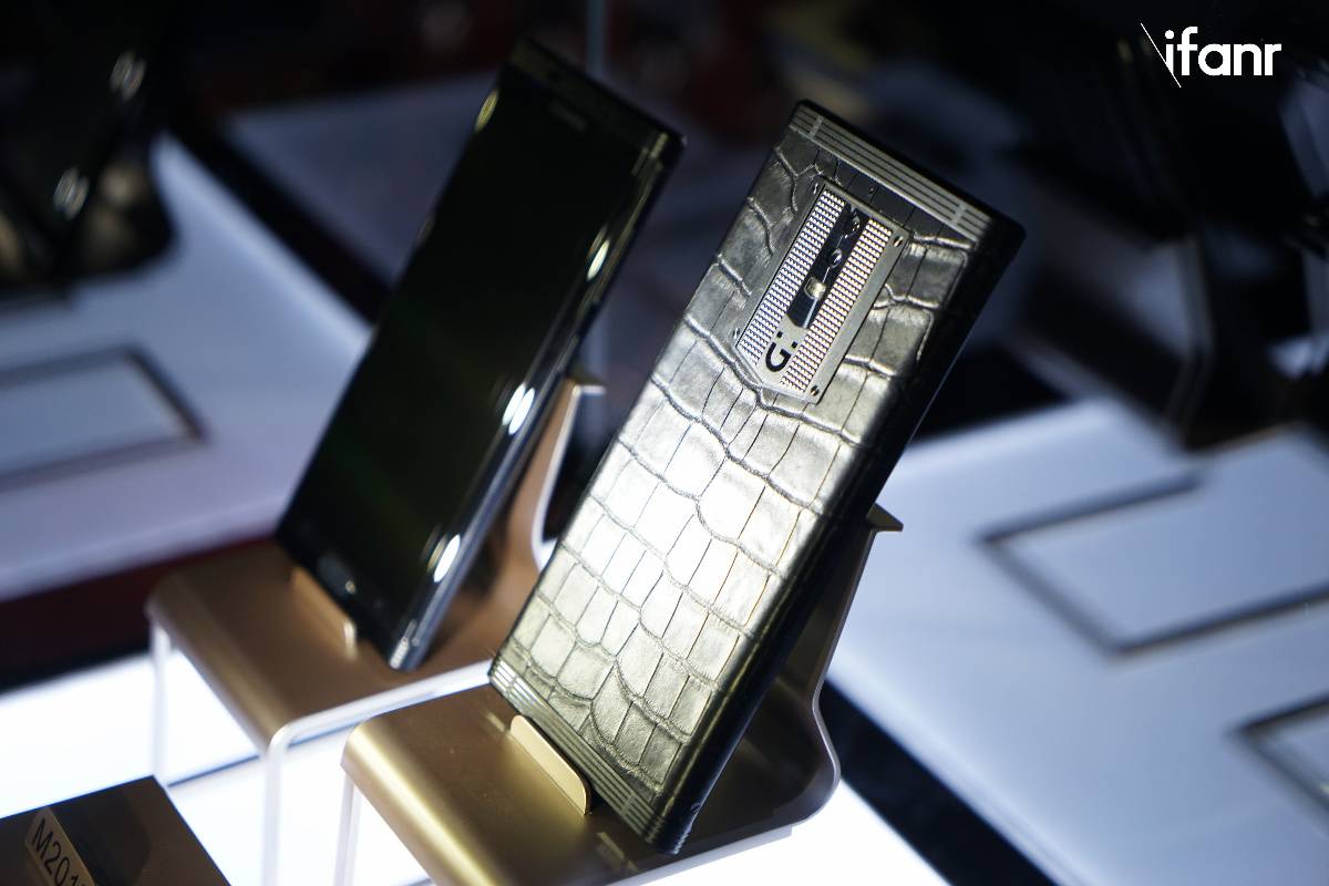 金立 m2017 发布：同是双曲面、高定价，华为保时捷 Mate 9 怎么看？ | 爱范儿