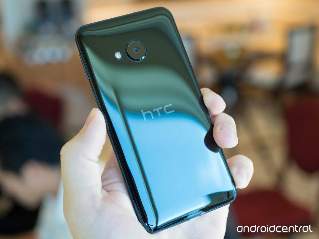 像三星，像 LG，还是像自己？HTC 发布两款新机 | 爱范儿