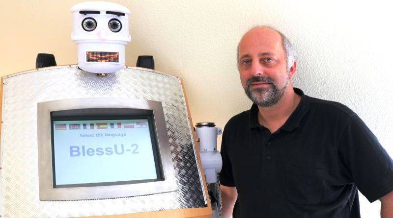 来自机器人的祝福？BlessU-2 想激发人们对宗教未来和人工智能的思考 | 爱范儿