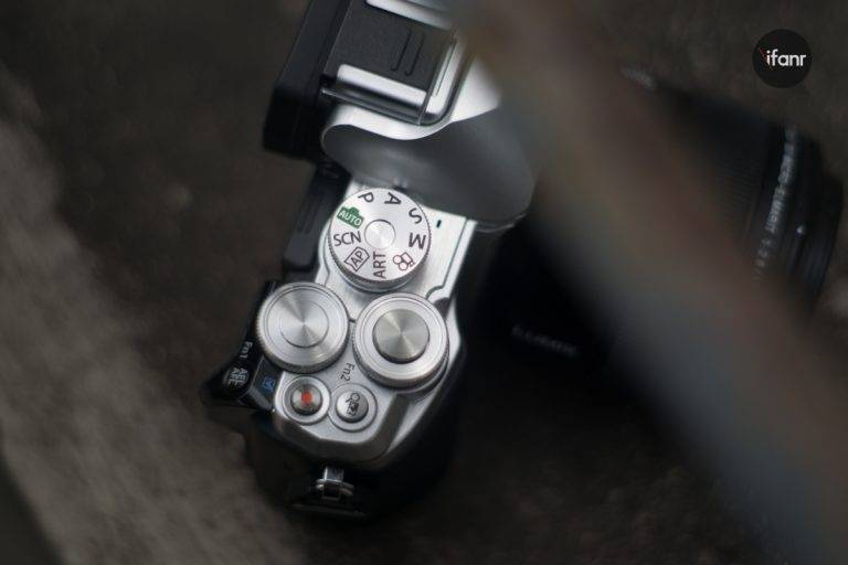 奥林巴斯 EM10 Mark iii 体验：与旗舰比肩的操控性，是它最大的武器 | 爱范儿