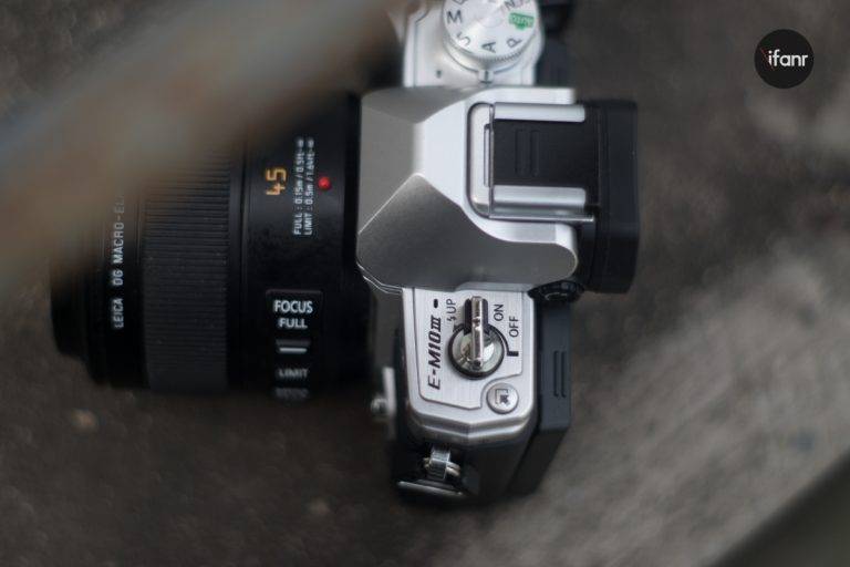 奥林巴斯 EM10 Mark iii 体验：与旗舰比肩的操控性，是它最大的武器 | 爱范儿