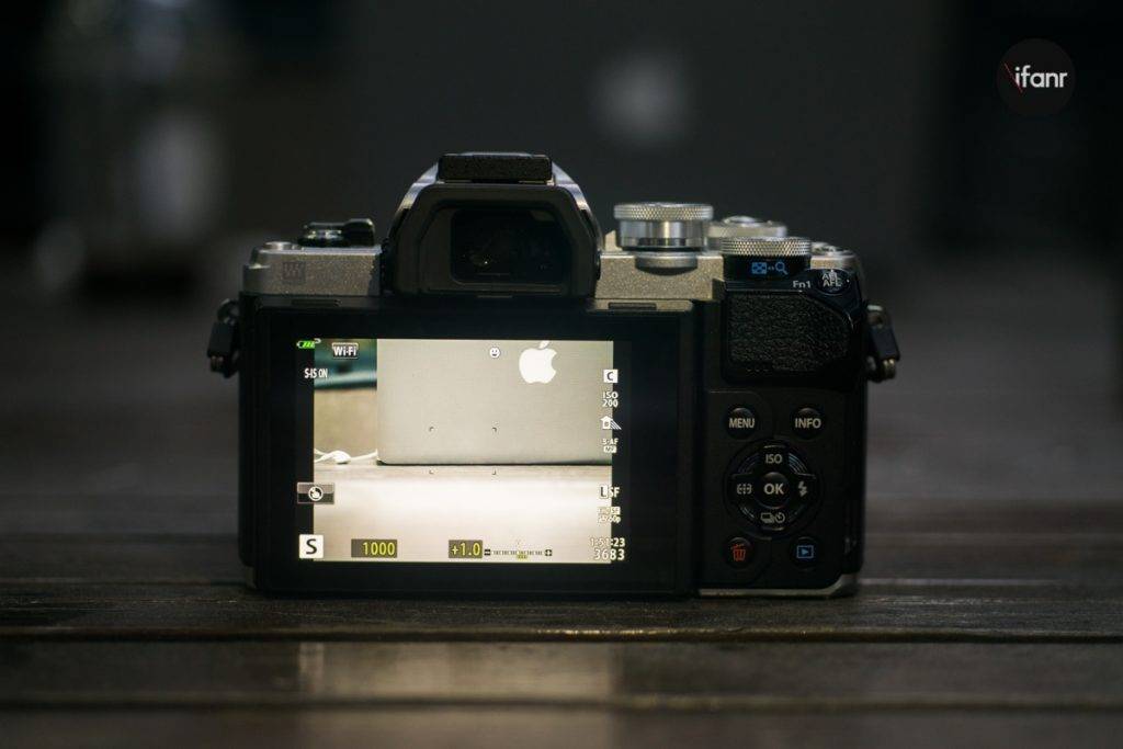 奥林巴斯 EM10 Mark iii 体验：与旗舰比肩的操控性，是它最大的武器 | 爱范儿