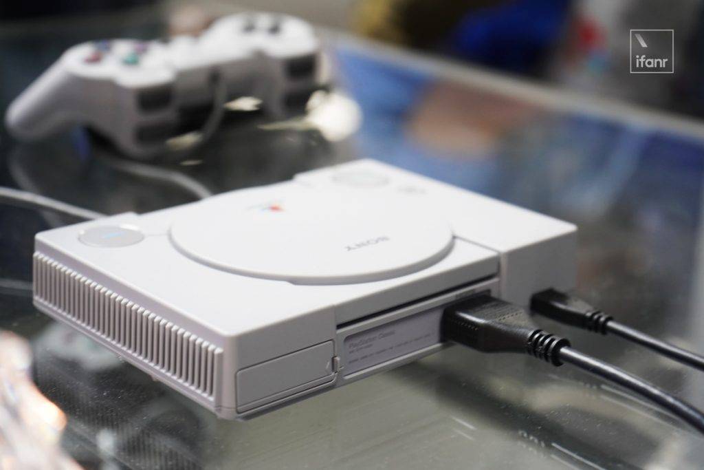 索尼复刻了初代 PlayStation 游戏机：情怀满满，内置 20 款经典游戏 | 爱范儿