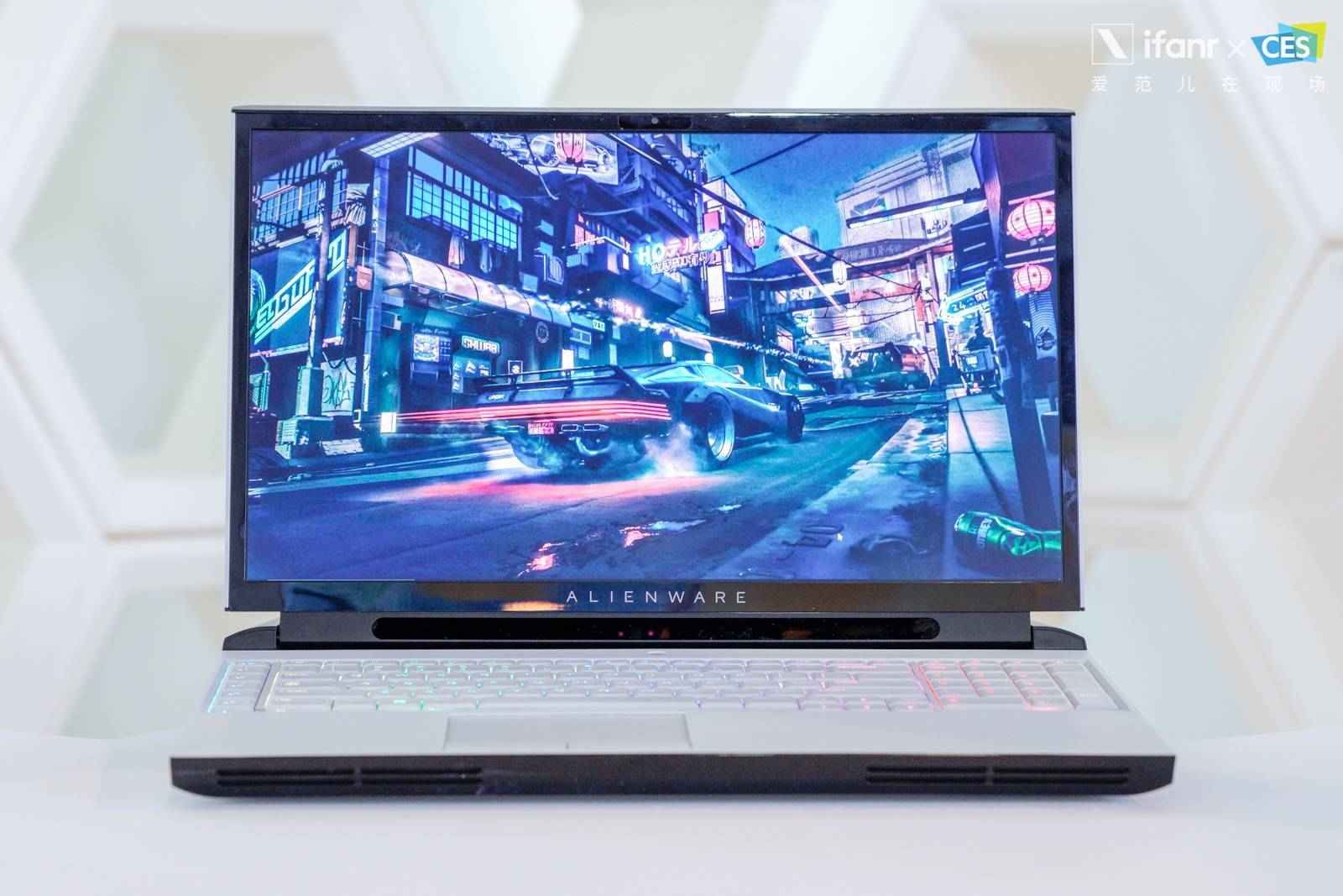 ALIENWARE 发布的全新 AREA-51m，致敬了 17 年前第一款外星人游戏本 | 爱范儿