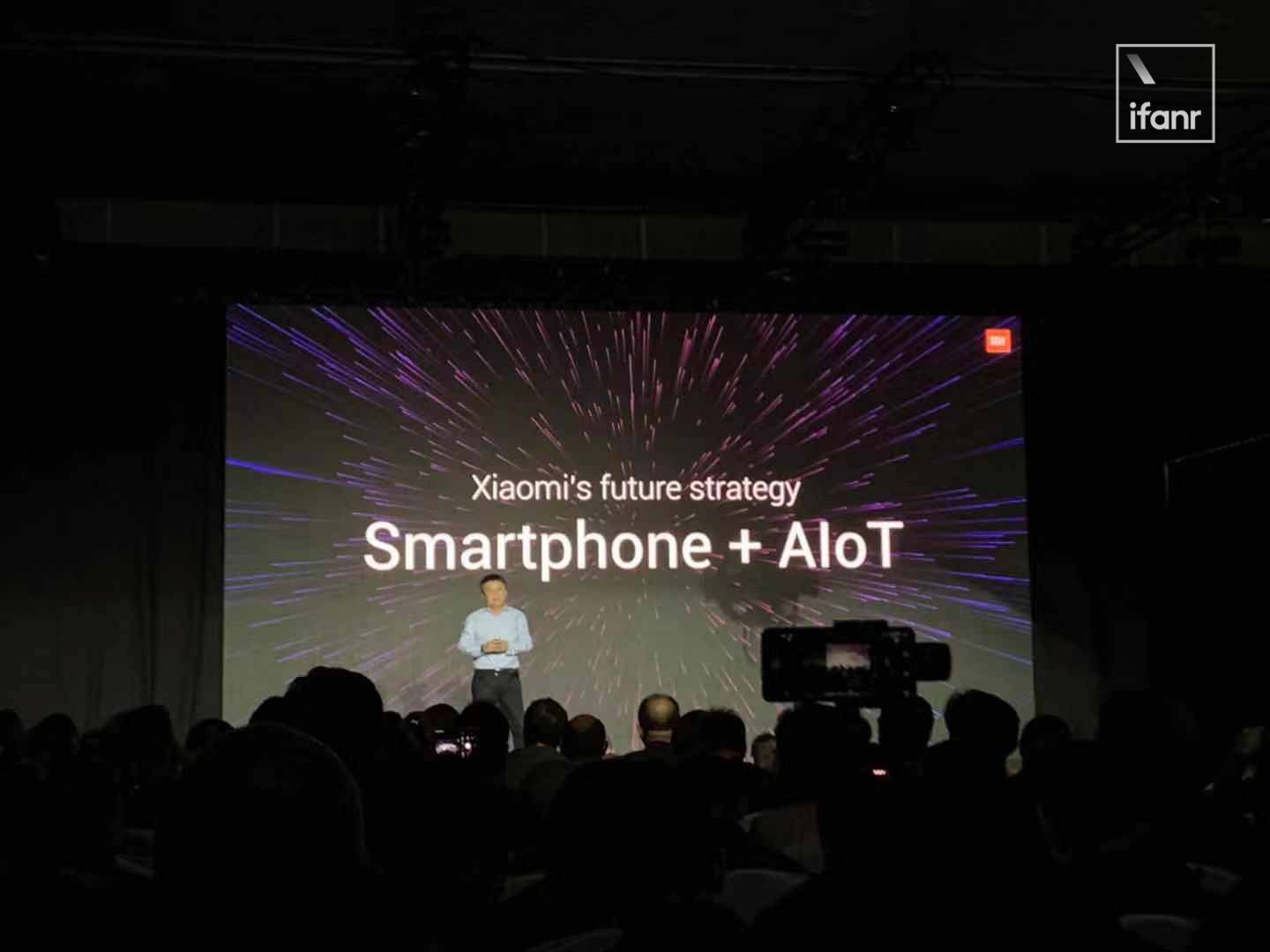 LG MWC 2019 发布会：在折叠手机开始爆发的时代，LG 却发布了一台外挂双屏手机 | 爱范儿