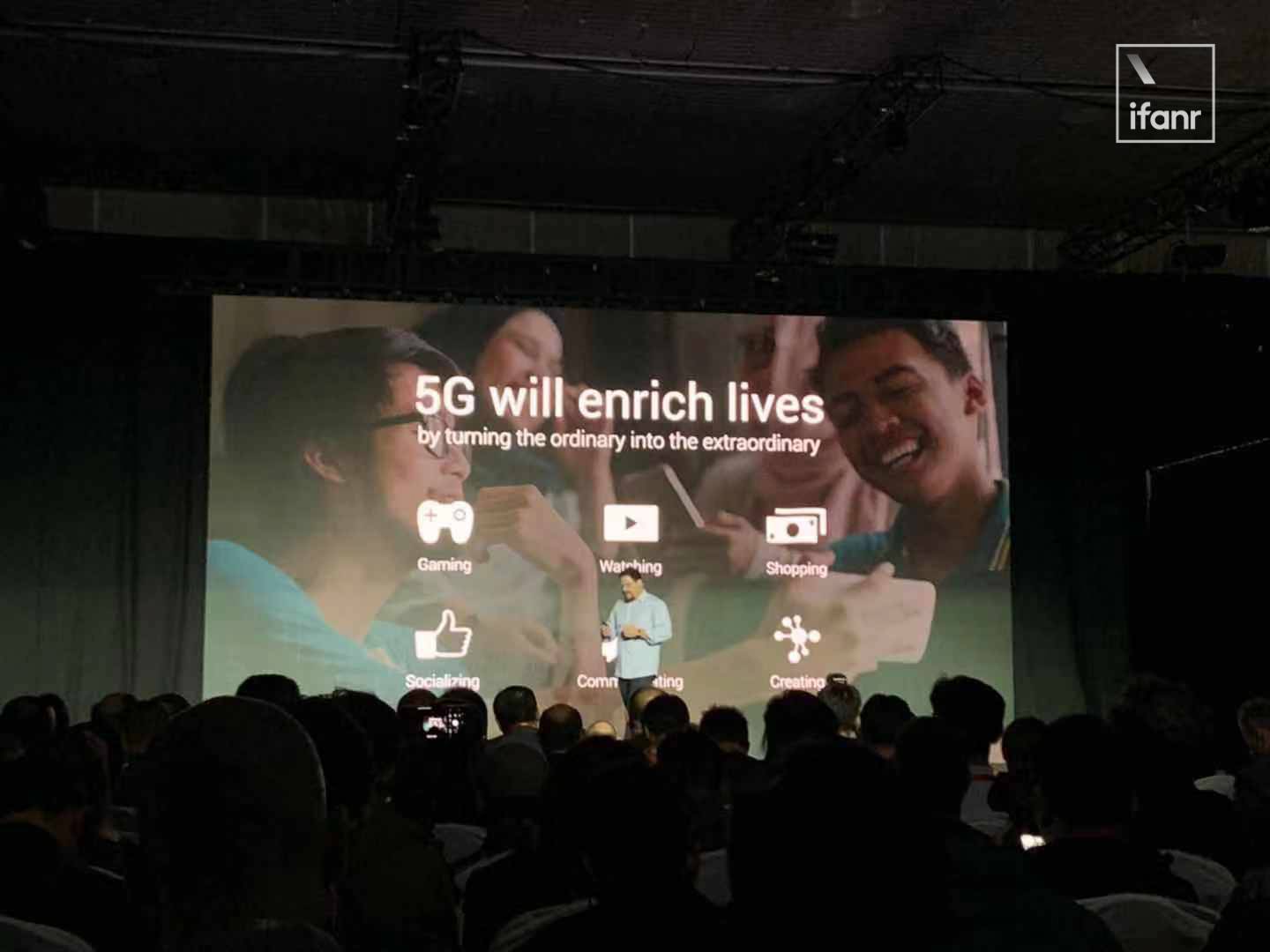 LG MWC 2019 发布会：在折叠手机开始爆发的时代，LG 却发布了一台外挂双屏手机 | 爱范儿