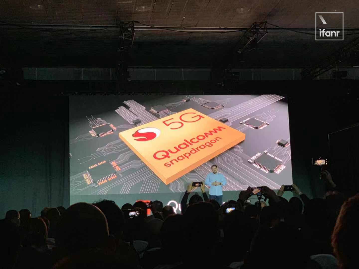 LG MWC 2019 发布会：在折叠手机开始爆发的时代，LG 却发布了一台外挂双屏手机 | 爱范儿