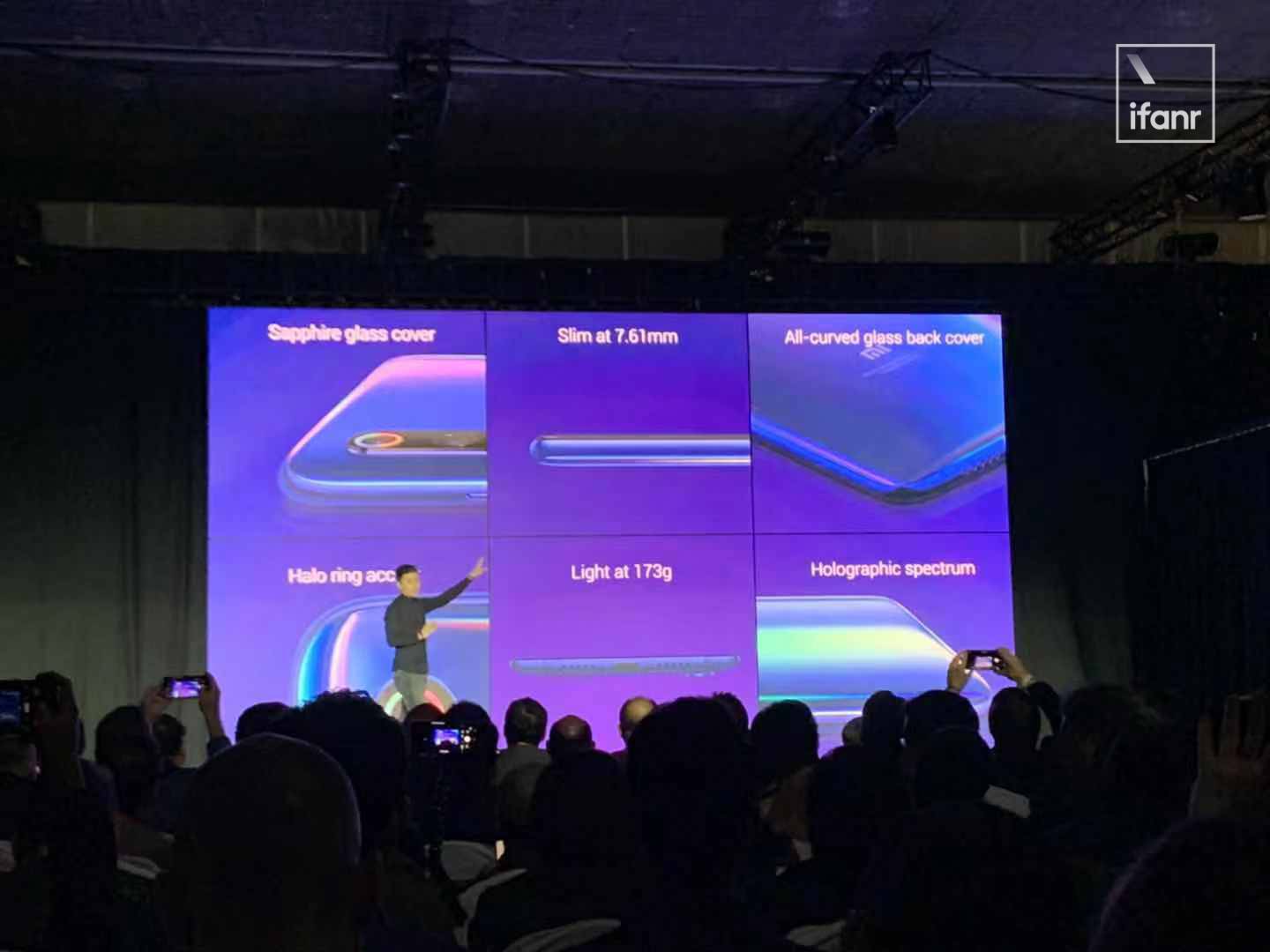 LG MWC 2019 发布会：在折叠手机开始爆发的时代，LG 却发布了一台外挂双屏手机 | 爱范儿