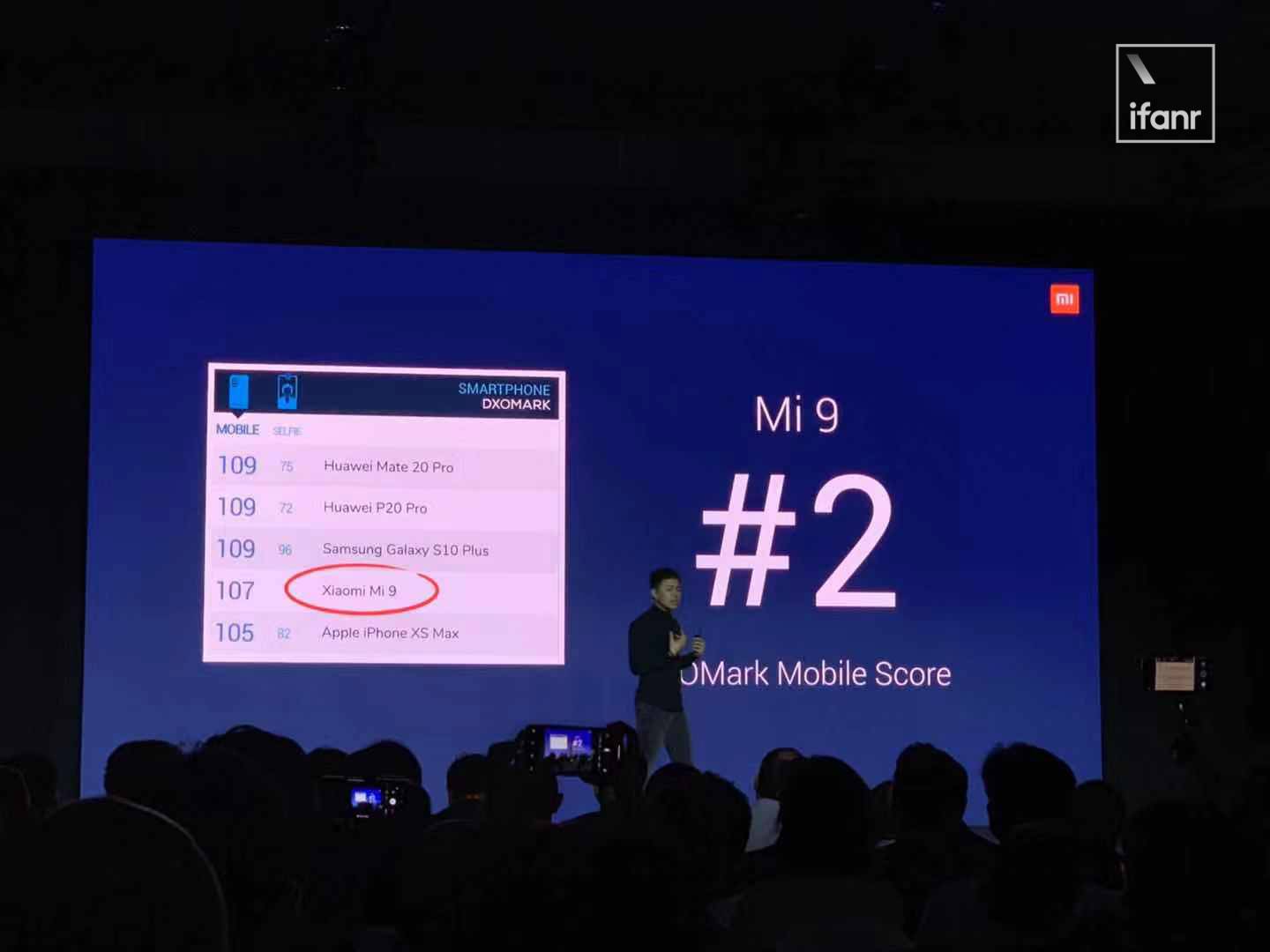LG MWC 2019 发布会：在折叠手机开始爆发的时代，LG 却发布了一台外挂双屏手机 | 爱范儿