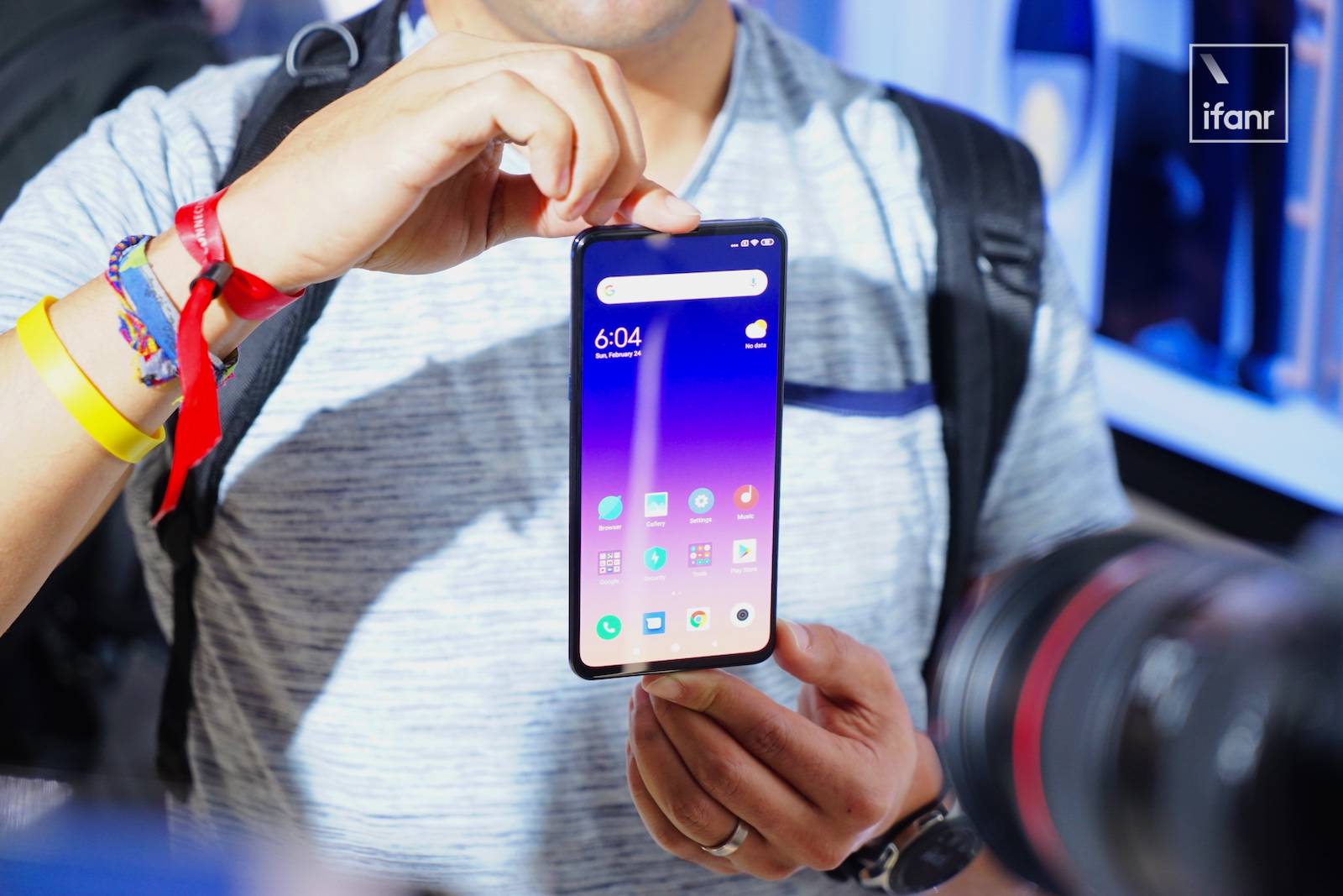 LG MWC 2019 发布会：在折叠手机开始爆发的时代，LG 却发布了一台外挂双屏手机 | 爱范儿