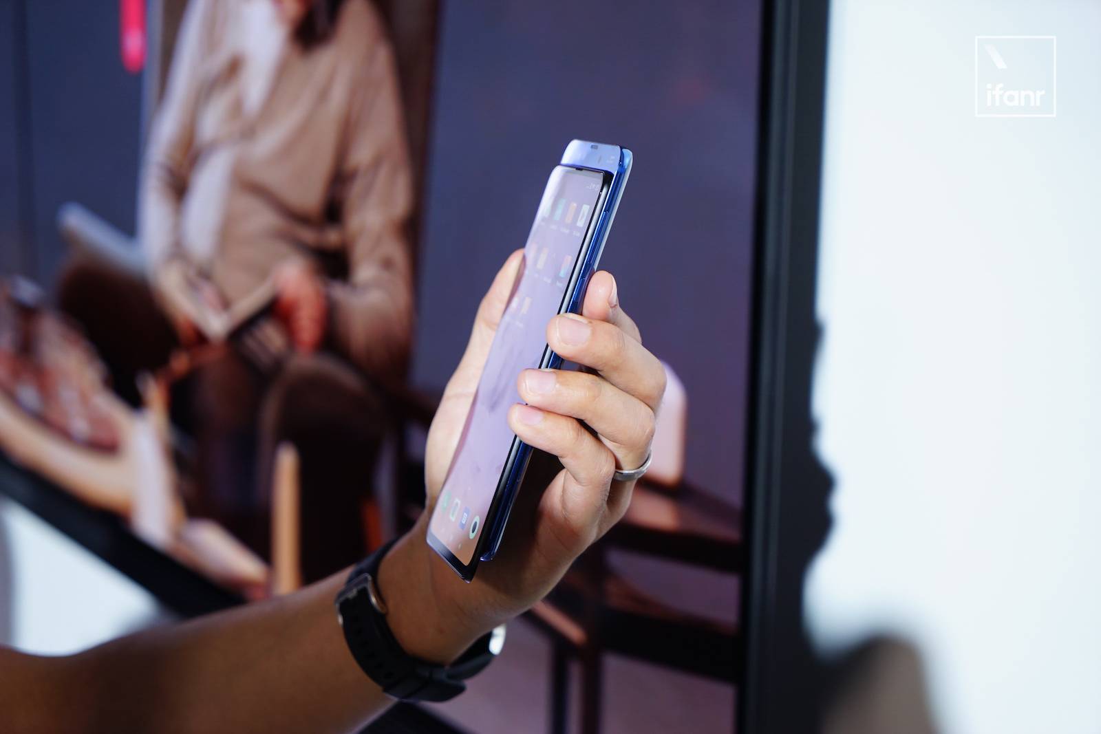 LG MWC 2019 发布会：在折叠手机开始爆发的时代，LG 却发布了一台外挂双屏手机 | 爱范儿