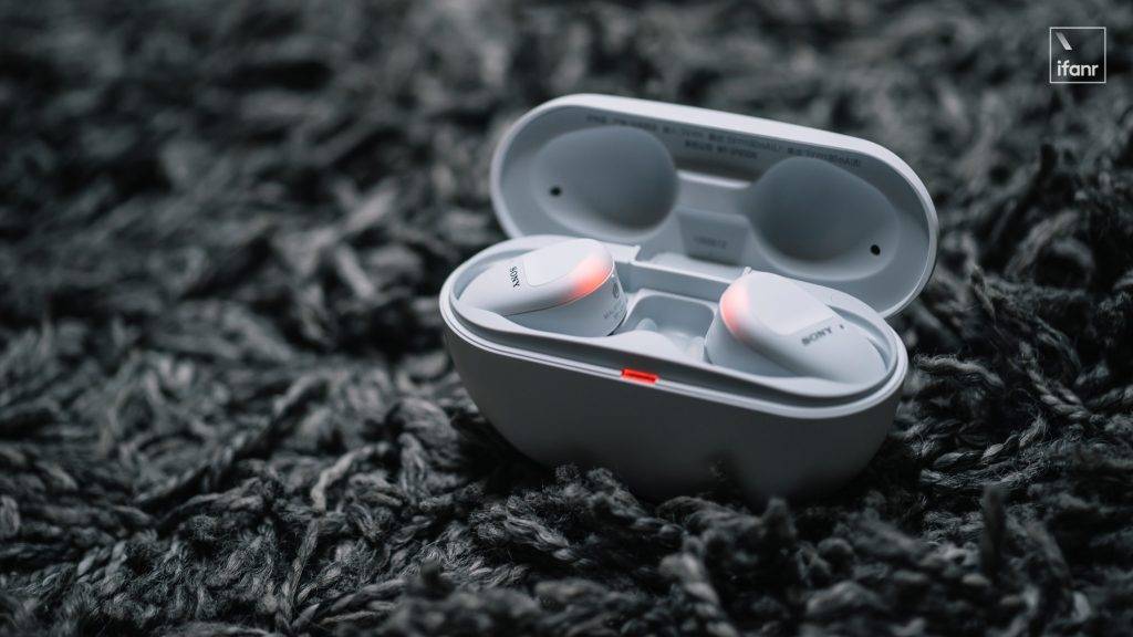 WF-SP800N 真无线降噪耳机体验：26 小时长续航，跑个马拉松也不断电 | 爱范儿