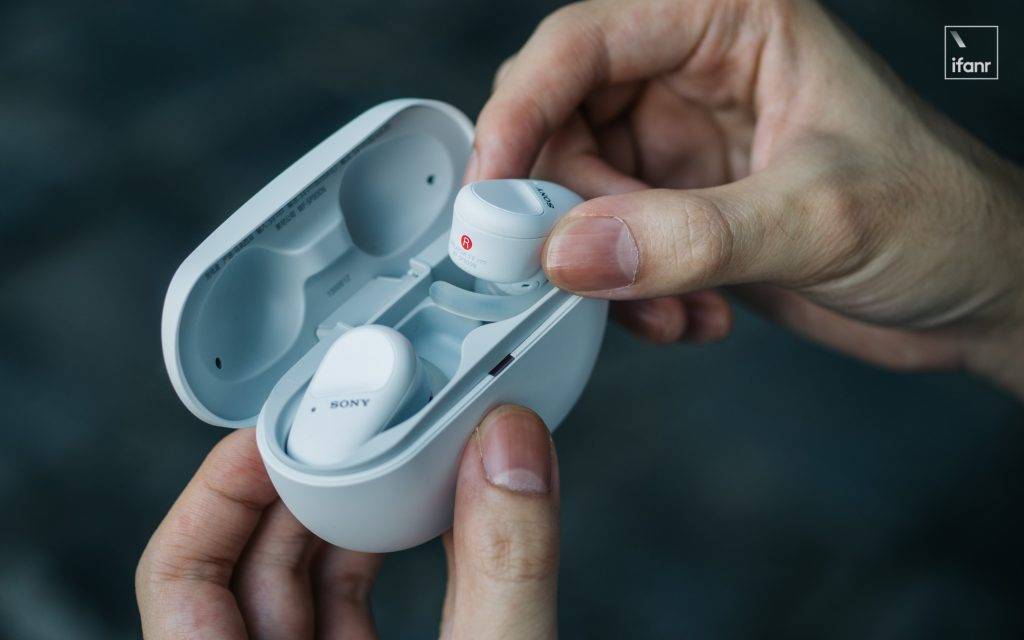 WF-SP800N 真无线降噪耳机体验：26 小时长续航，跑个马拉松也不断电 | 爱范儿