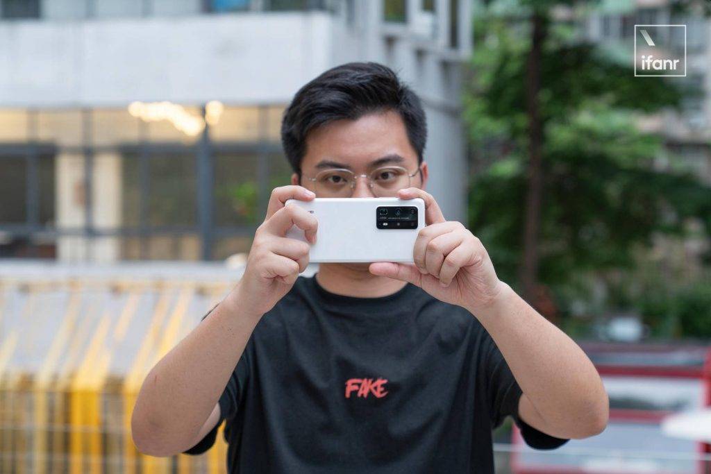 华为 P40 Pro+ 上手评测：超感知徕卡五摄，和 P40 Pro 的区别在哪里？ | 爱范儿
