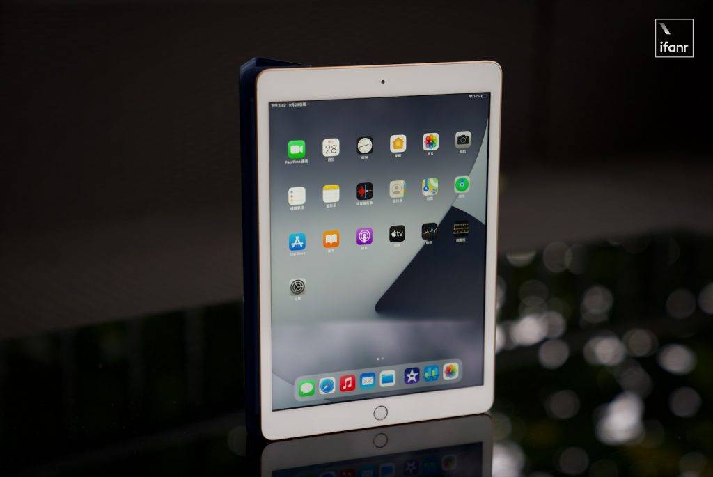 iPad 8 测评：超值也超群，它可能是 3000 元内平板电脑的首选 | 爱范儿