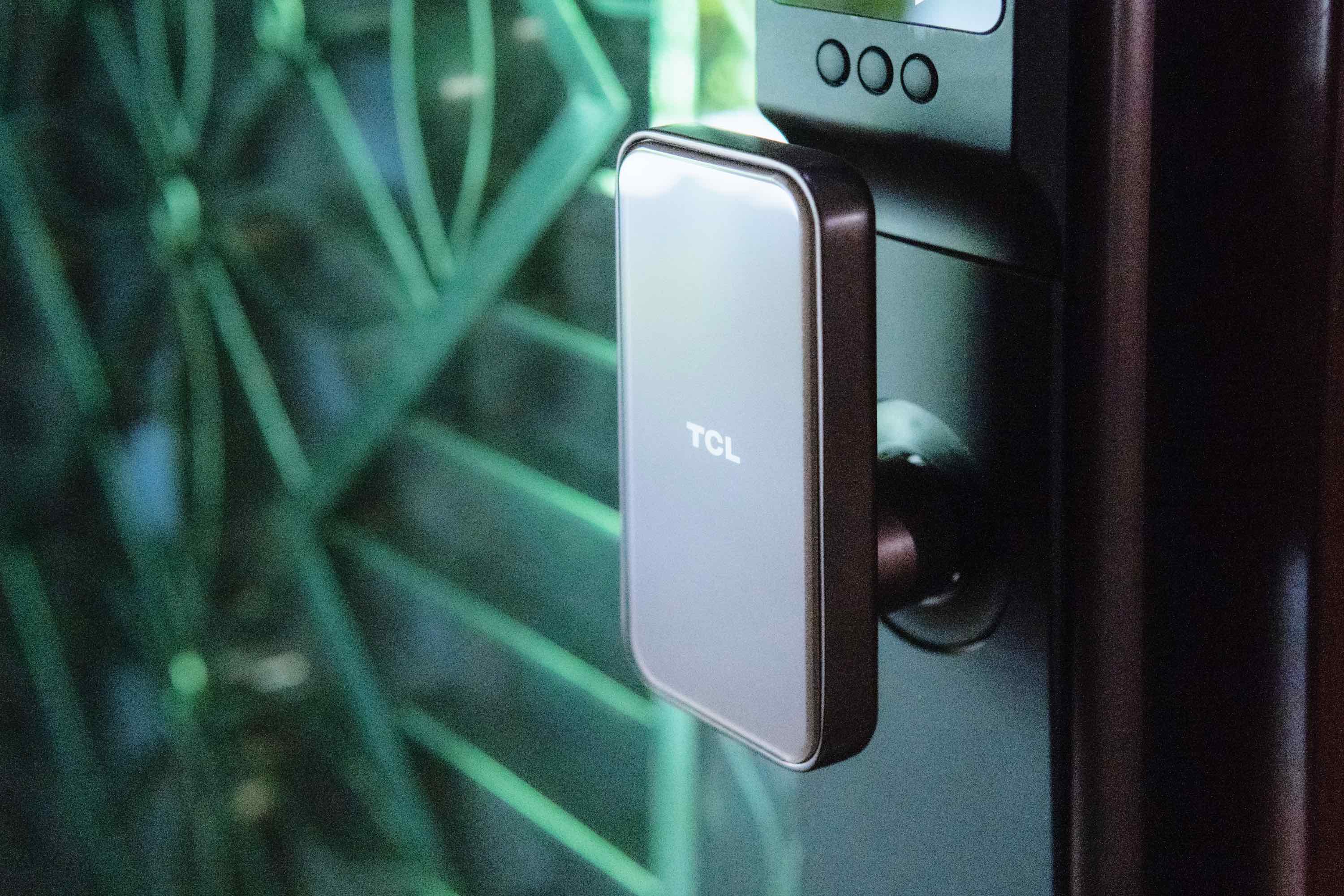 TCL X7S 智能门锁体验：用上 iPhone 同款人脸识别，可视化安防老少皆可用 | 爱范儿