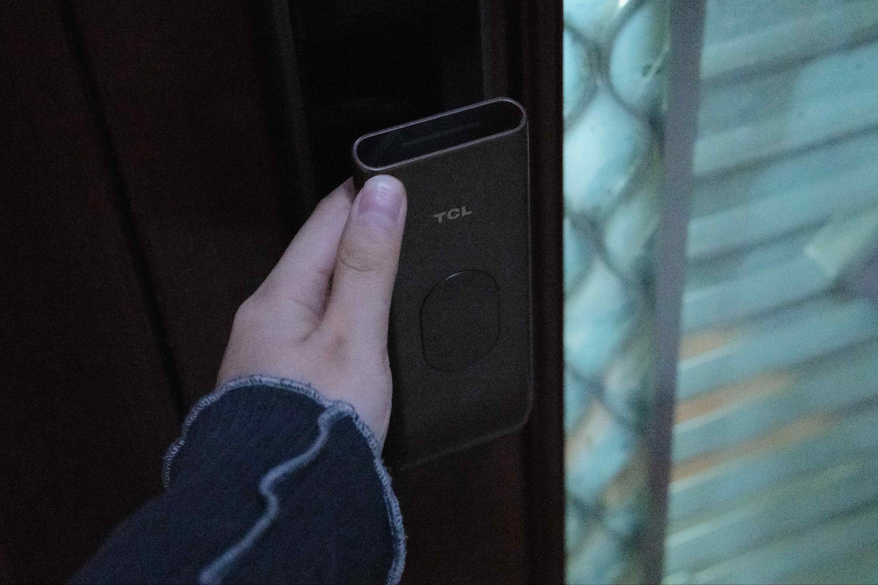 TCL X7S 智能门锁体验：用上 iPhone 同款人脸识别，可视化安防老少皆可用 | 爱范儿