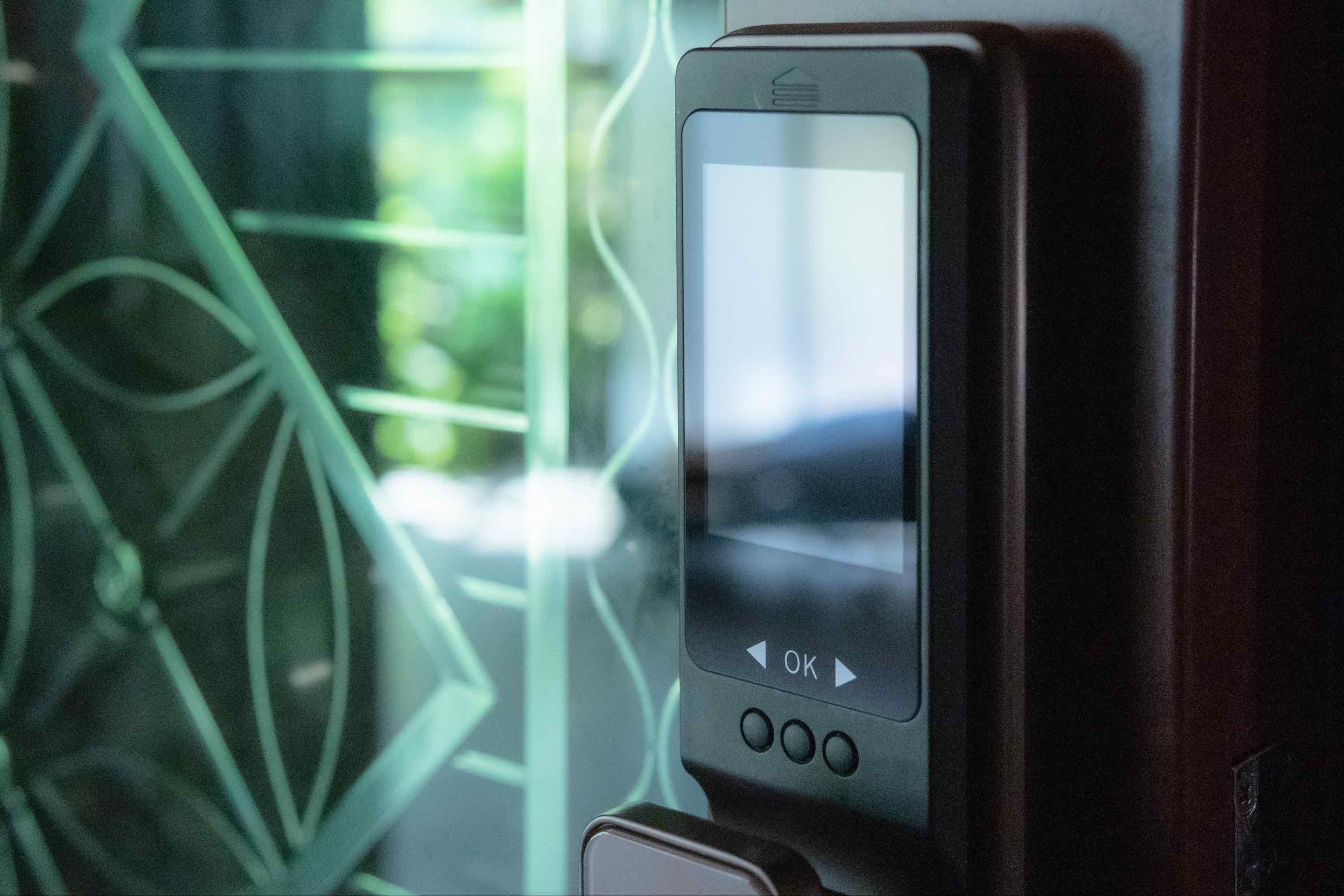 TCL X7S 智能门锁体验：用上 iPhone 同款人脸识别，可视化安防老少皆可用 | 爱范儿