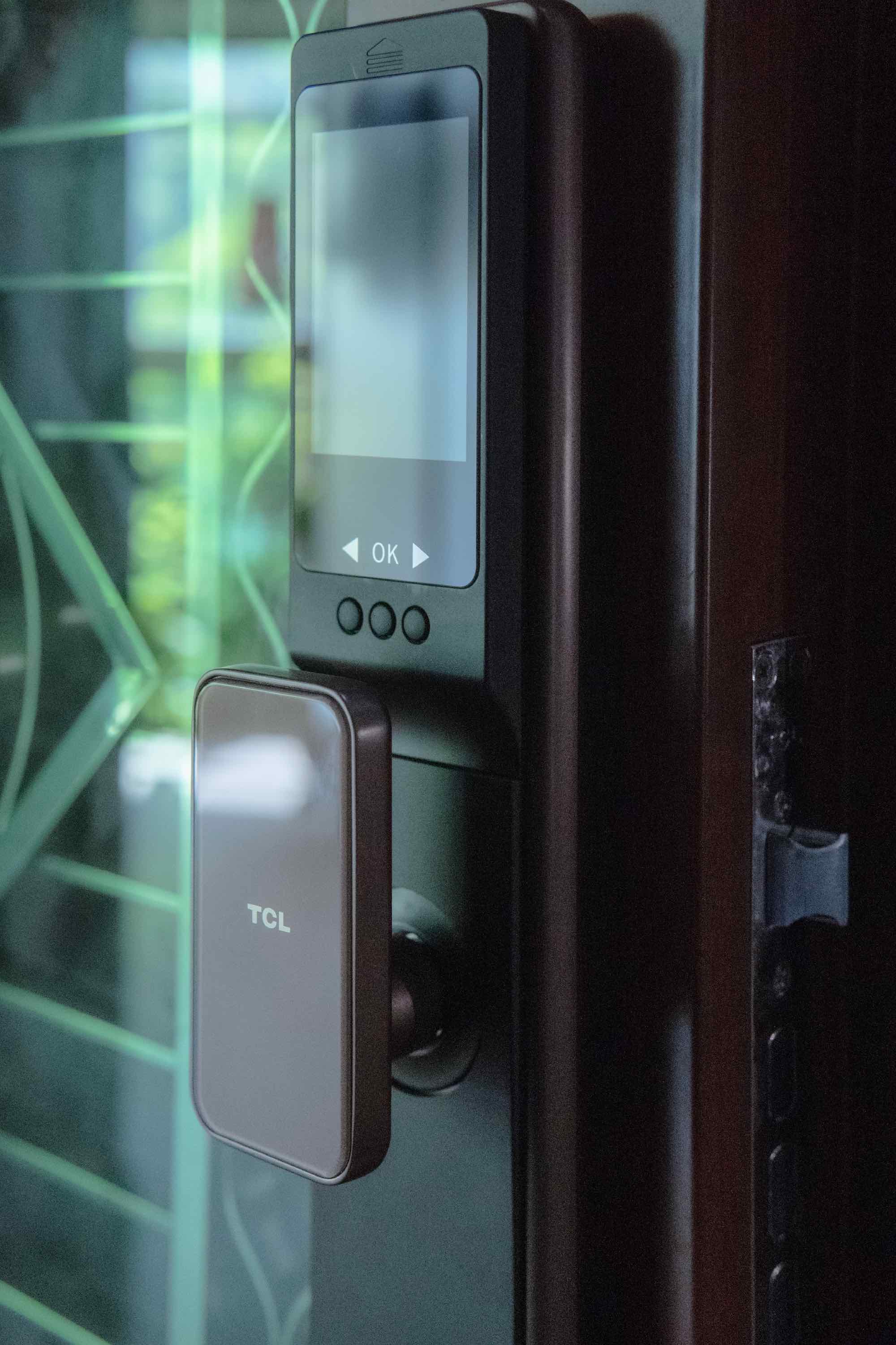 TCL X7S 智能门锁体验：用上 iPhone 同款人脸识别，可视化安防老少皆可用 | 爱范儿
