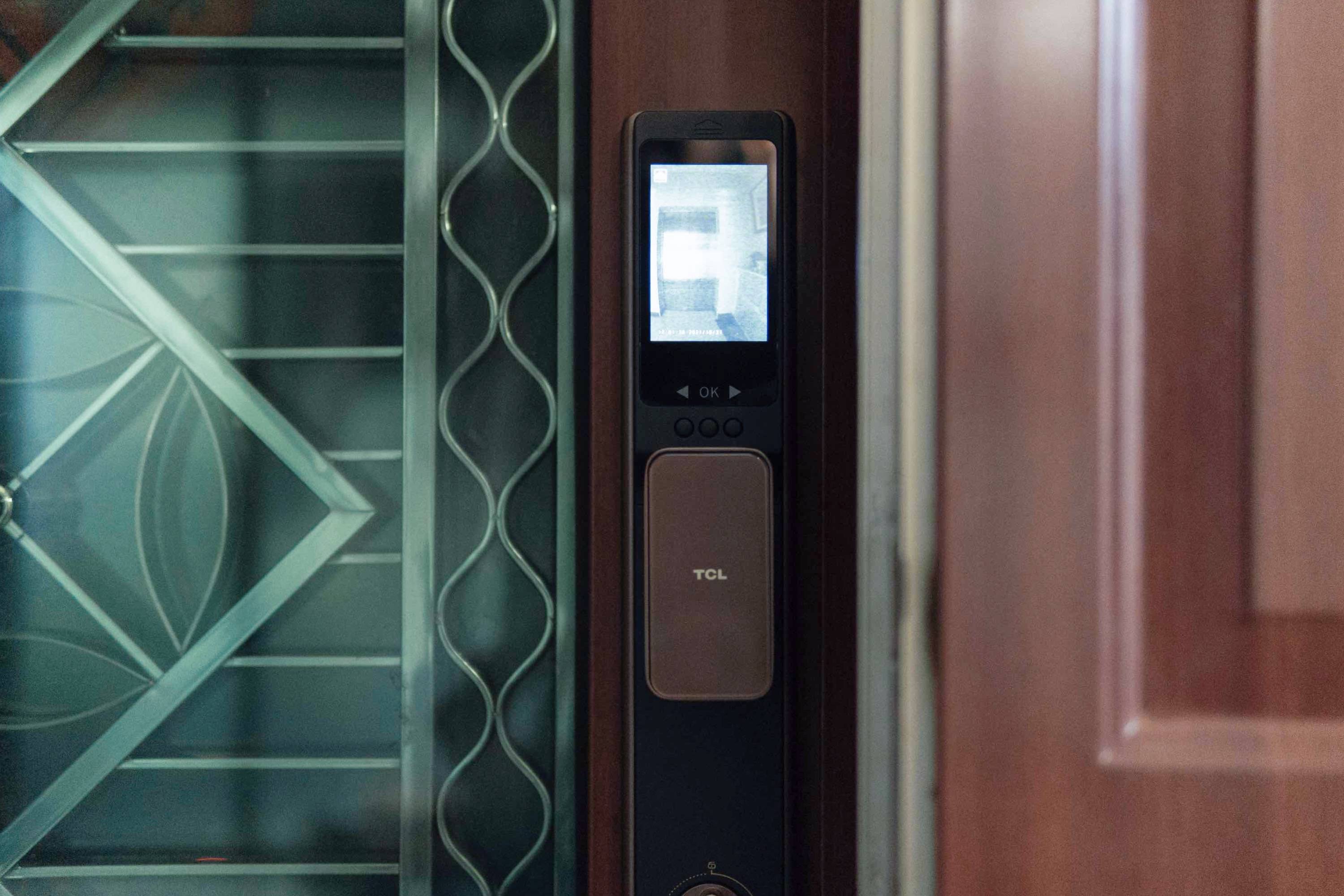 TCL X7S 智能门锁体验：用上 iPhone 同款人脸识别，可视化安防老少皆可用 | 爱范儿