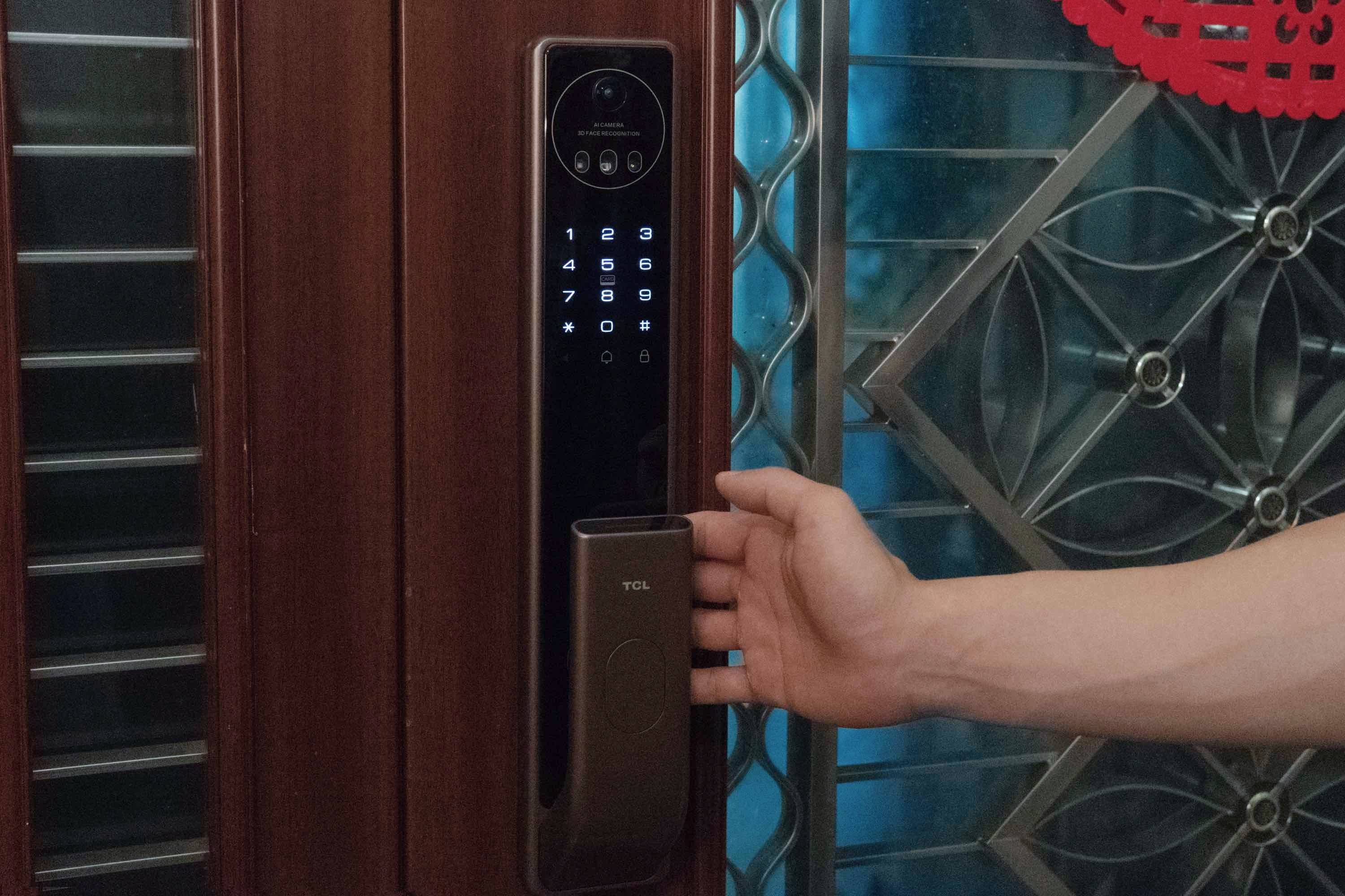 TCL X7S 智能门锁体验：用上 iPhone 同款人脸识别，可视化安防老少皆可用 | 爱范儿