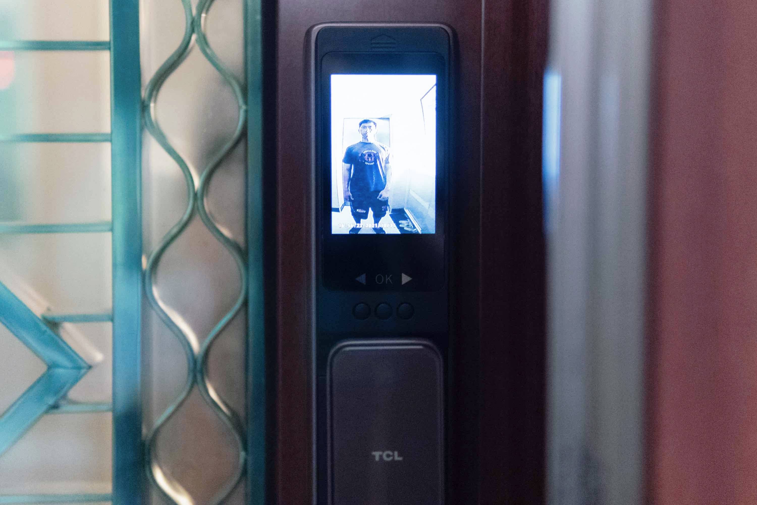 TCL X7S 智能门锁体验：用上 iPhone 同款人脸识别，可视化安防老少皆可用 | 爱范儿