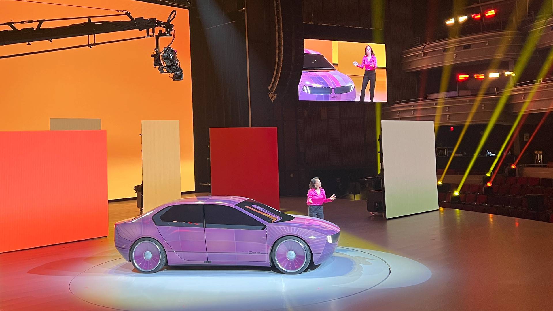 宝马这款一秒换色的新车太酷了，32 种颜色根据心情来改变｜CES 2023 | 爱范儿