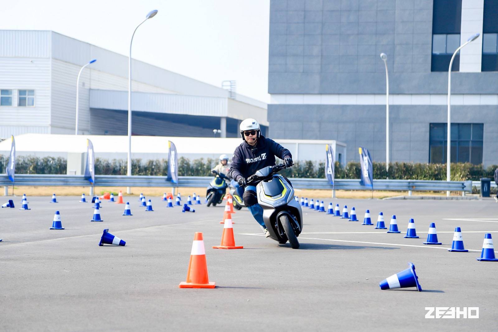 ZEEHO 都市潮玩电摩 AE6+上市，售价 11980 元 | 爱范儿