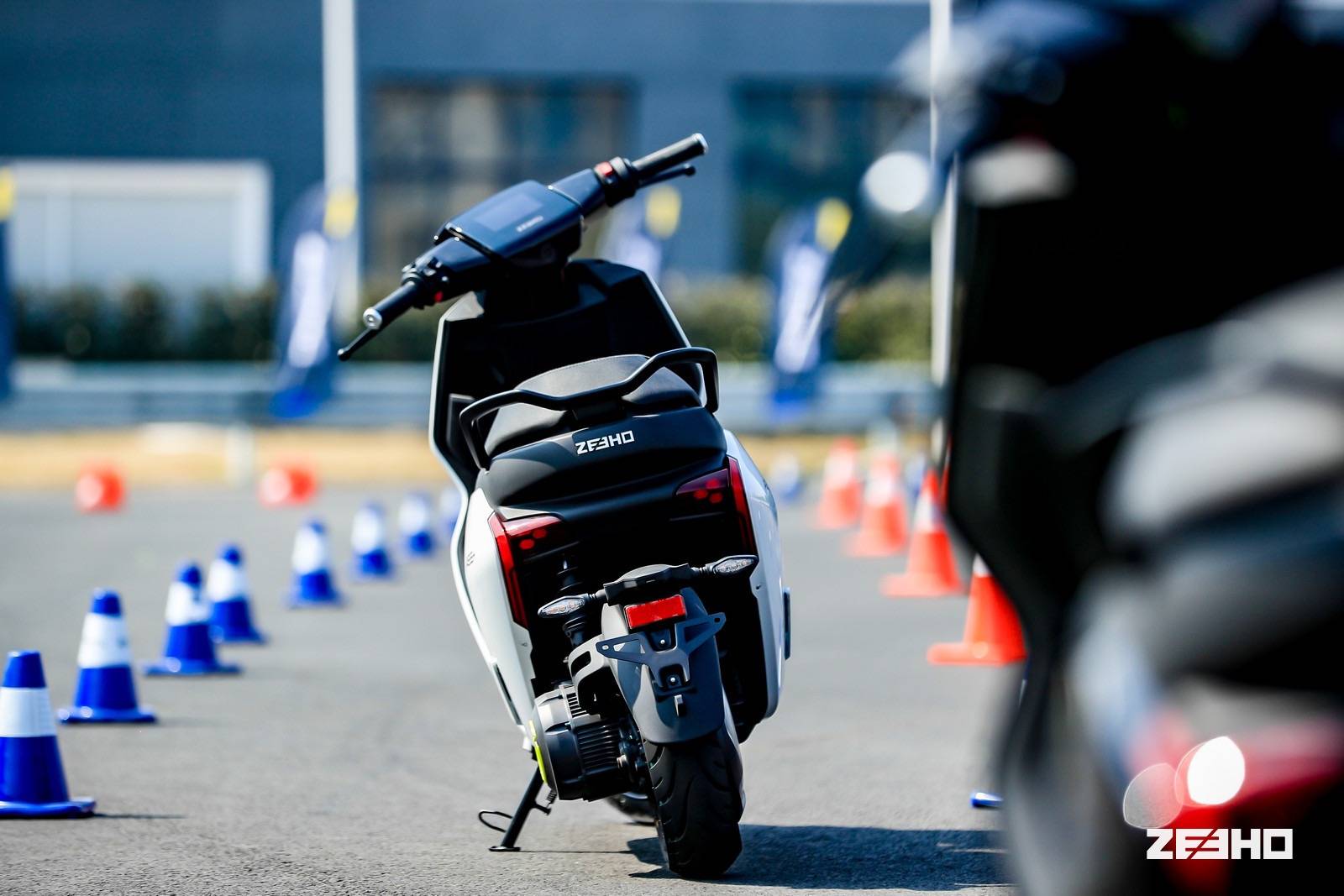 ZEEHO 都市潮玩电摩 AE6+上市，售价 11980 元 | 爱范儿
