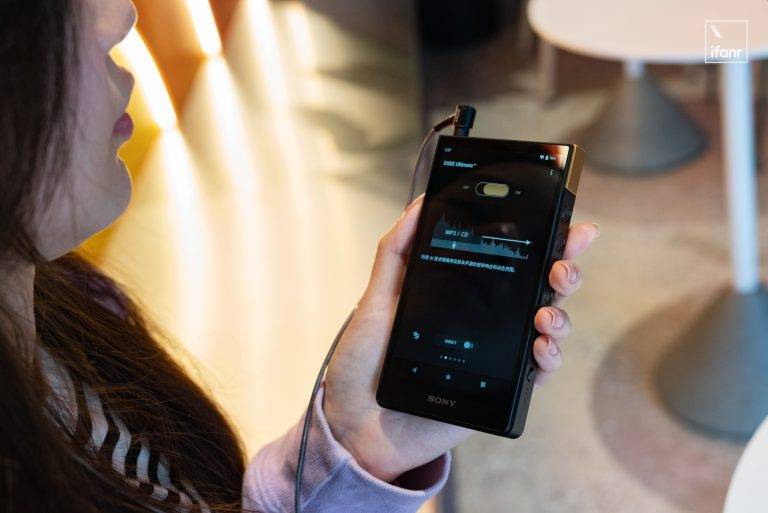 索尼 NW-ZX700 体验：更便携的「小黑砖」，随身醇音的工程级进化 | 爱范儿