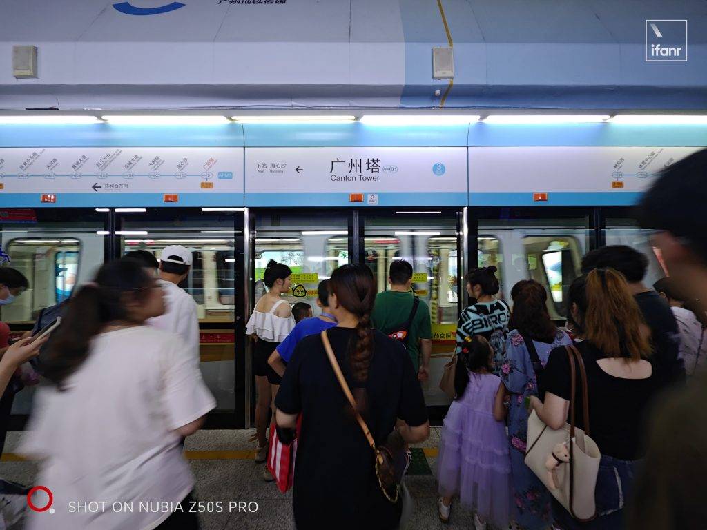 努比亚 Z50S Pro 体验：挑战一英寸！完成度超高的 35mm 主摄手机 | 爱范儿