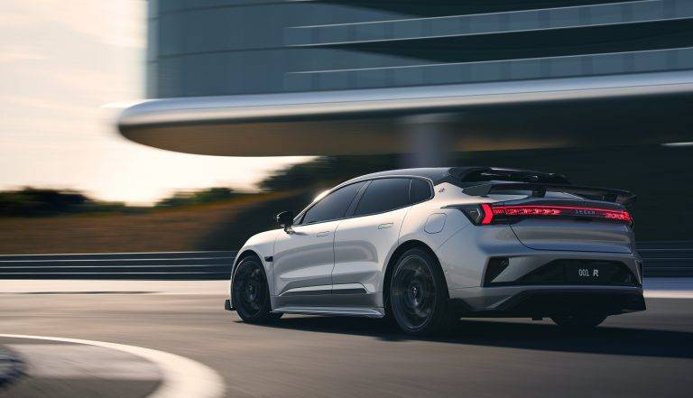 极氪发布百万级轿跑 001 FR，零百 2.07 秒，快过 Model S Plaid | 爱范儿