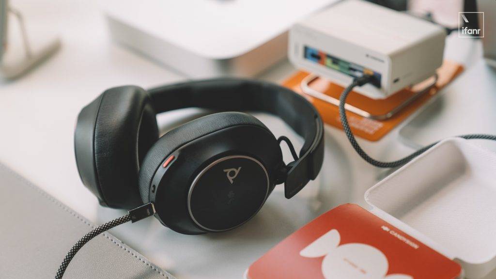 Poly Voyager Surround 80 UC 体验：21 天续航加双重降噪，听感最舒服的办公耳麦 | 爱范儿