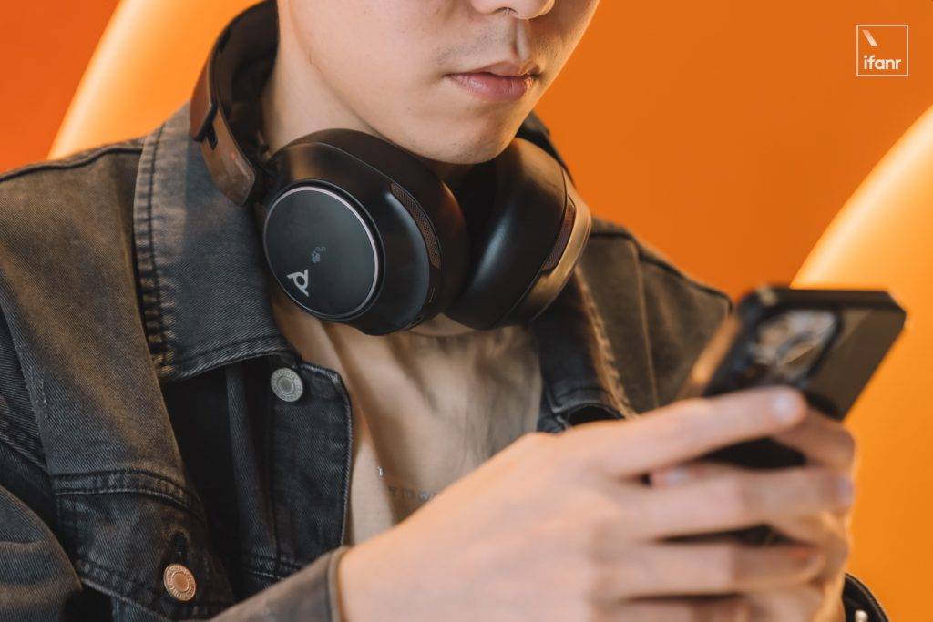 Poly Voyager Surround 80 UC 体验：21 天续航加双重降噪，听感最舒服的办公耳麦 | 爱范儿