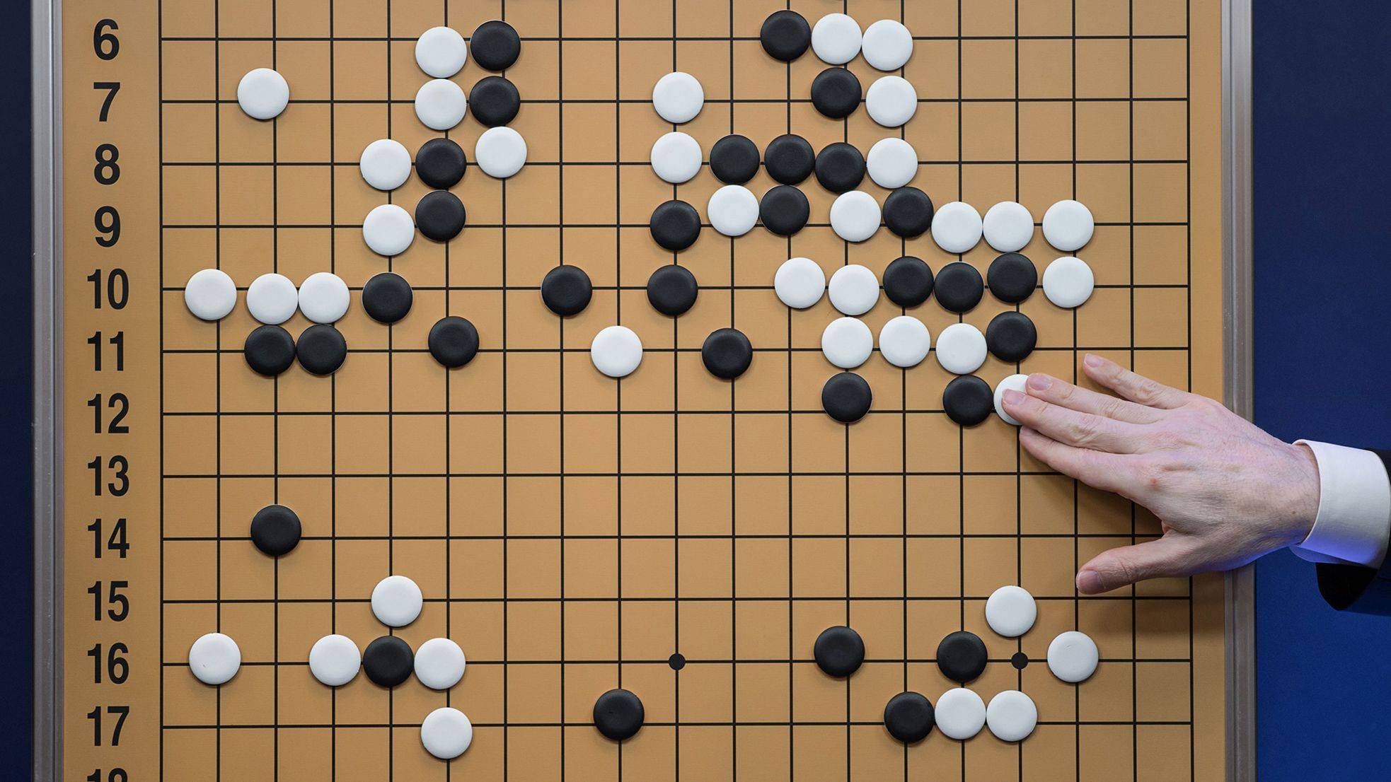 被 AlphaGo 击败的李世石，用 8 年重建崩塌的世界 | 爱范儿