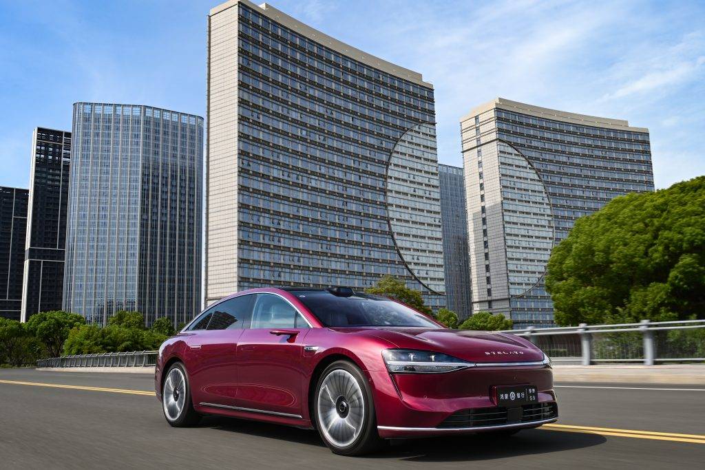 华为 ADS3.0 智驾体验：「端到端」是新的技术墙 | 爱范儿