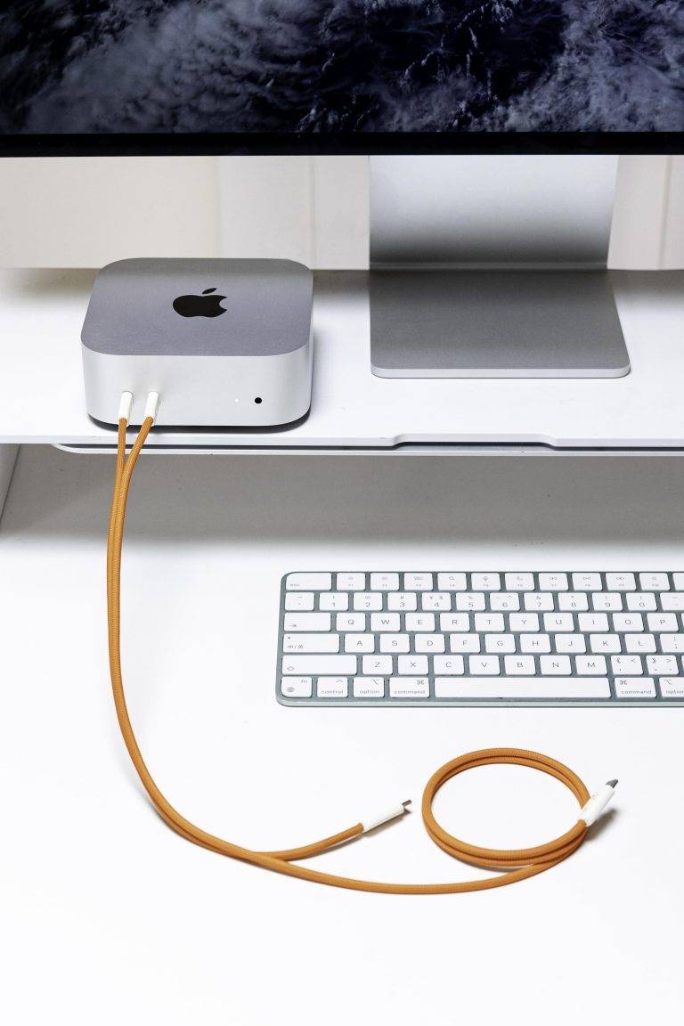 独家首测：全新 Mac mini 的 Type-C 接口能供电了？实测后，我们发现了苹果的秘密 | 爱范儿