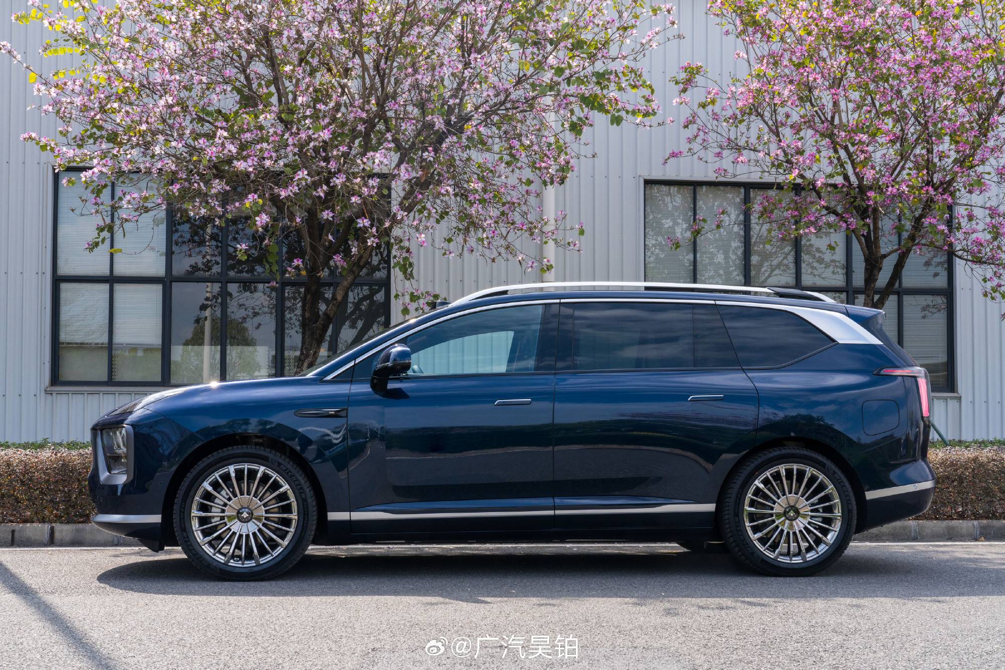 直面问界 M8和理想 L8， 27.98 起的广汽昊铂HL开启预售 | 爱范儿