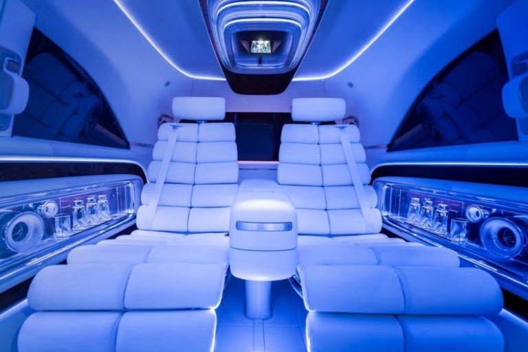 奔驰发布 MPV 概念车 VISION V，内饰科幻，前脸长了「8 块腹肌」 | 爱范儿