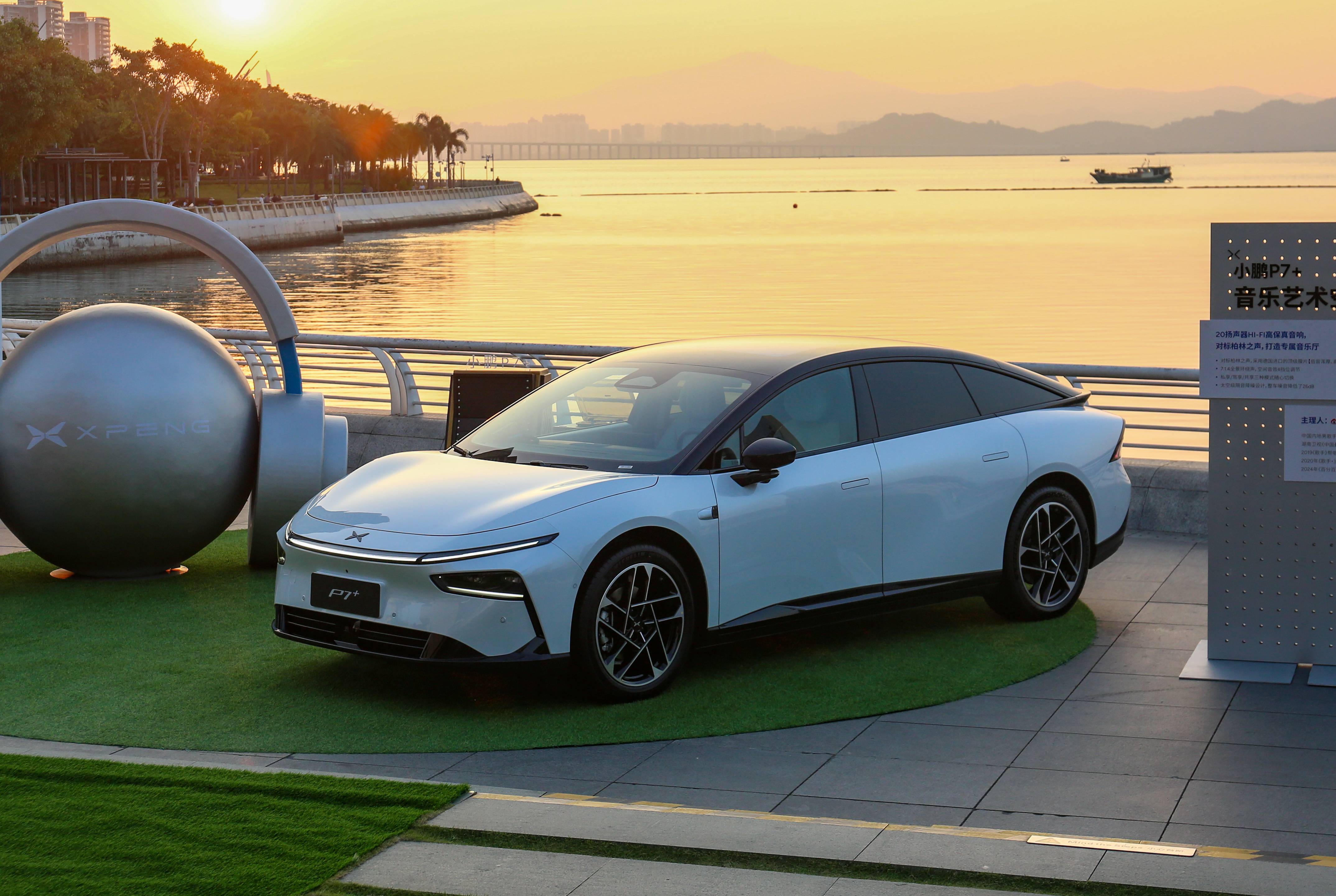小鹏「P7 Ultra」首次曝光！P7 设计师六年后再出手，驾控 | 爱范儿