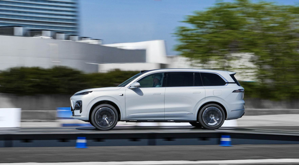 双鸿蒙齐上车，深蓝 S09 23.99 万元起售，还有一年价保期 | 爱范儿