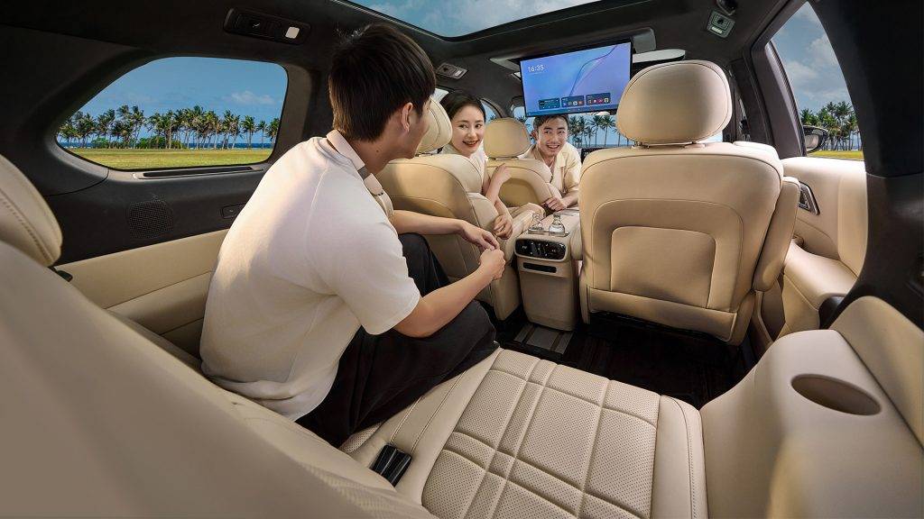 双鸿蒙齐上车，深蓝 S09 23.99 万元起售，还有一年价保期 | 爱范儿