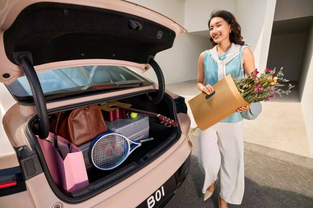 8.98 万元起的零跑 B01，是现在最具性价比的 10 万元级轿车 | 爱范儿