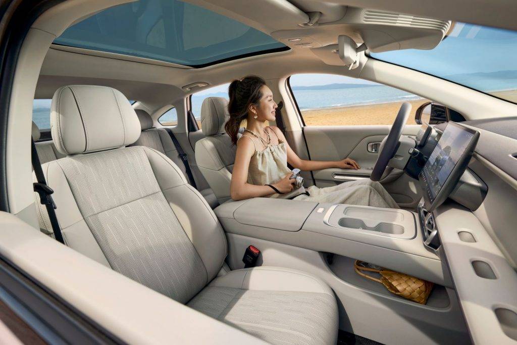 8.98 万元起的零跑 B01，是现在最具性价比的 10 万元级轿车 | 爱范儿