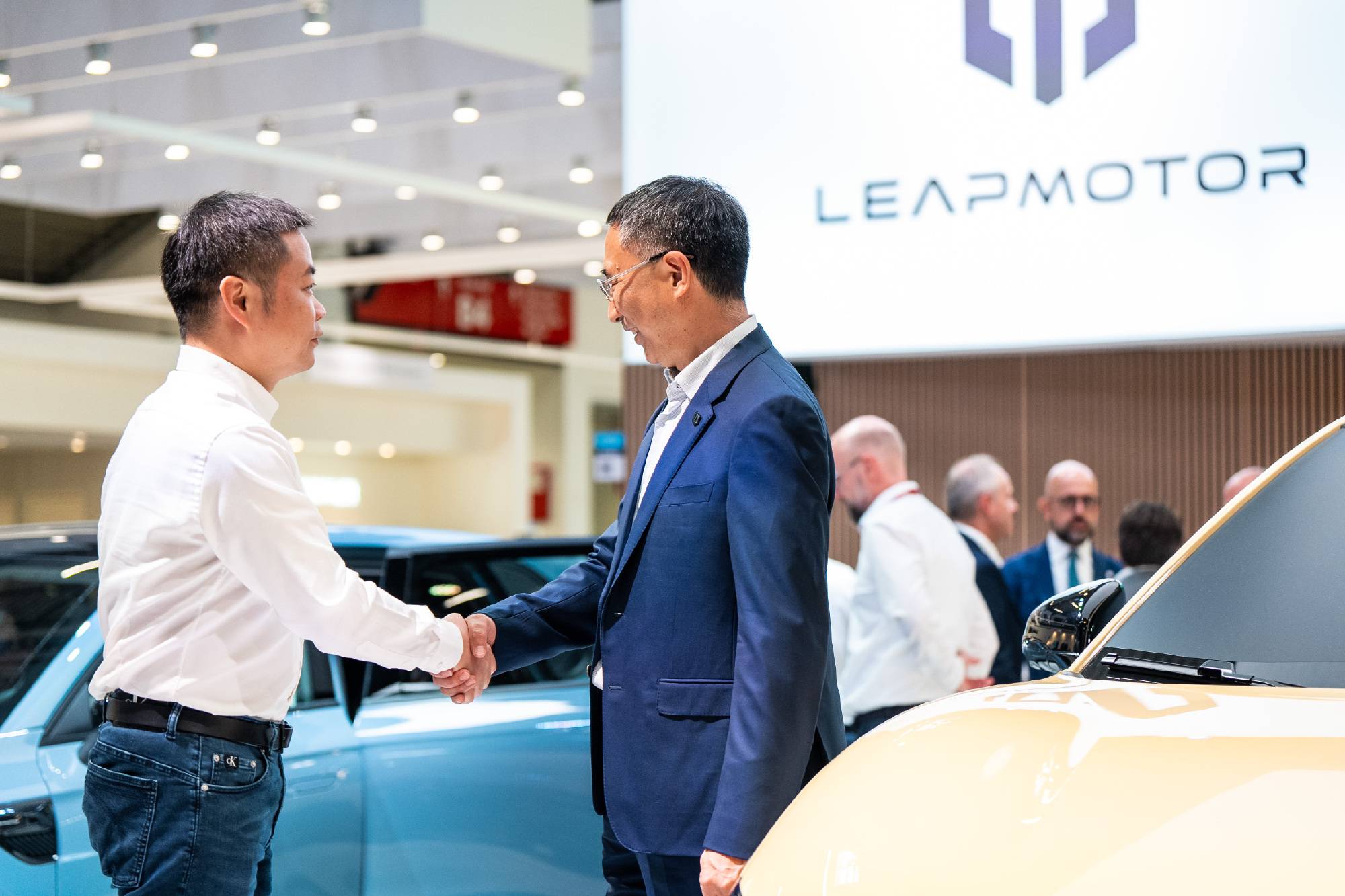 零跑两厢车 Lafa 5 欧洲首秀，CEO 朱江明：明年月销 10 万辆 | 爱范儿