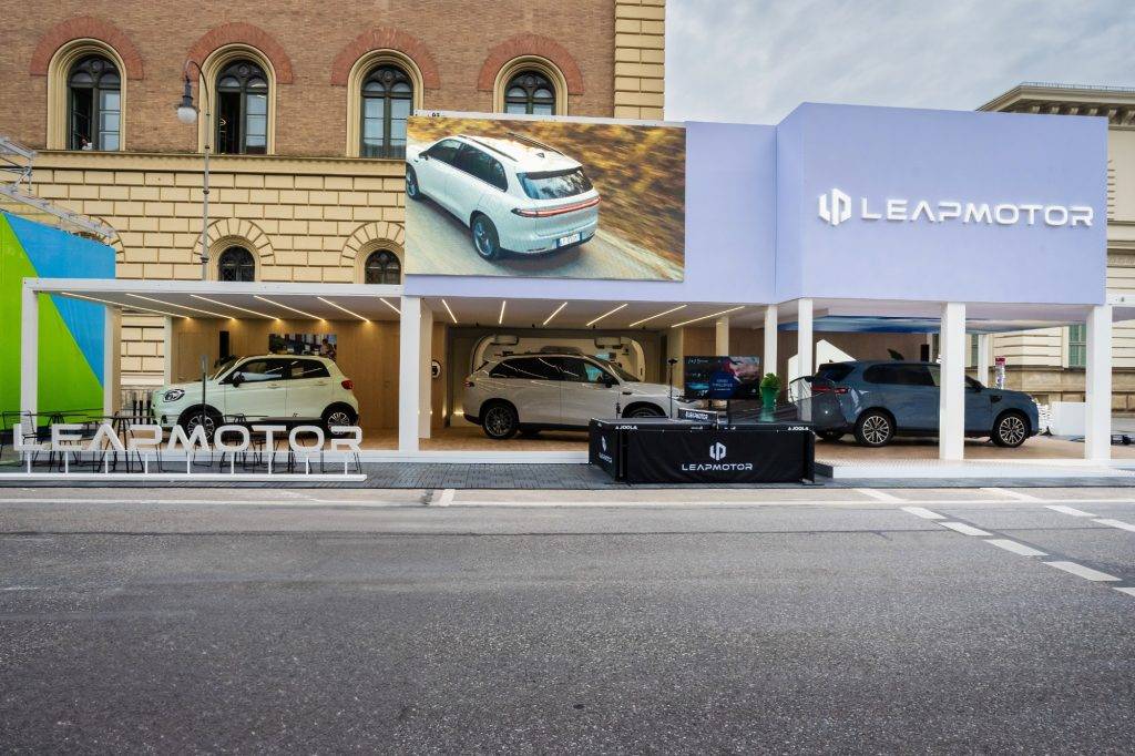 零跑两厢车 Lafa 5 欧洲首秀，CEO 朱江明：明年月销 10 万辆 | 爱范儿